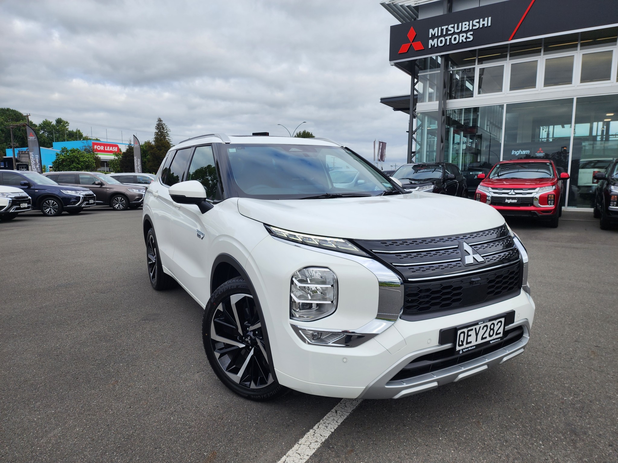 Mitsubishi Outlander 2023 | VRX PHEV 4WD 7 SEATER