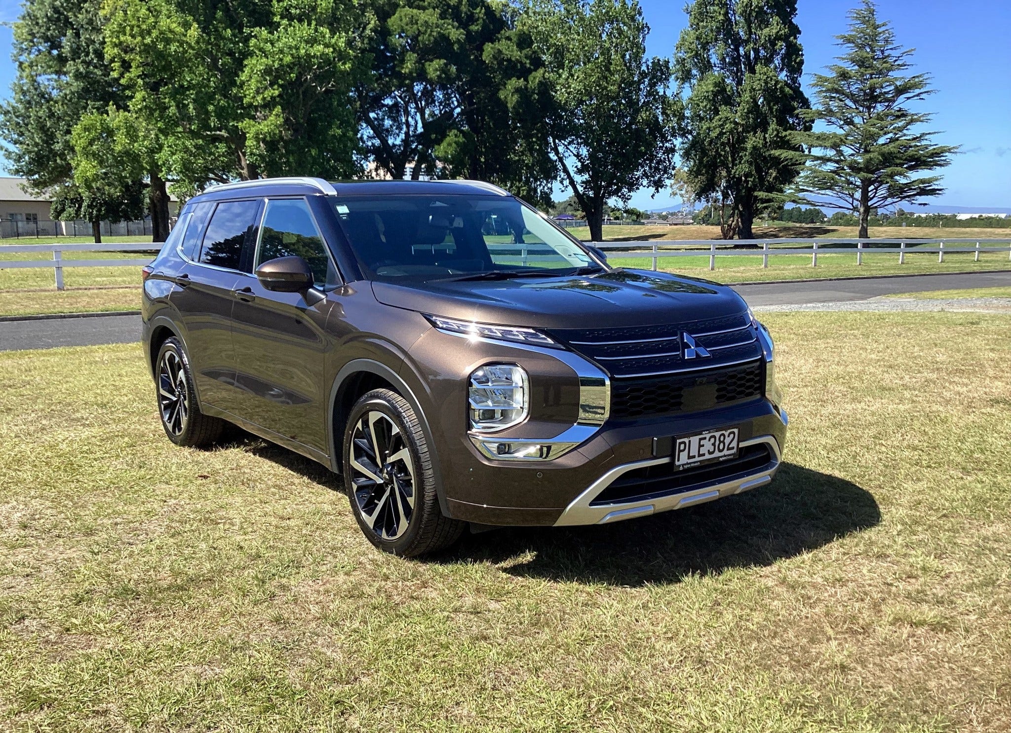 Mitsubishi Outlander 2022 | VRX, 2.5L Petrol, 4WD, CVT, 7 Seat, SUV.