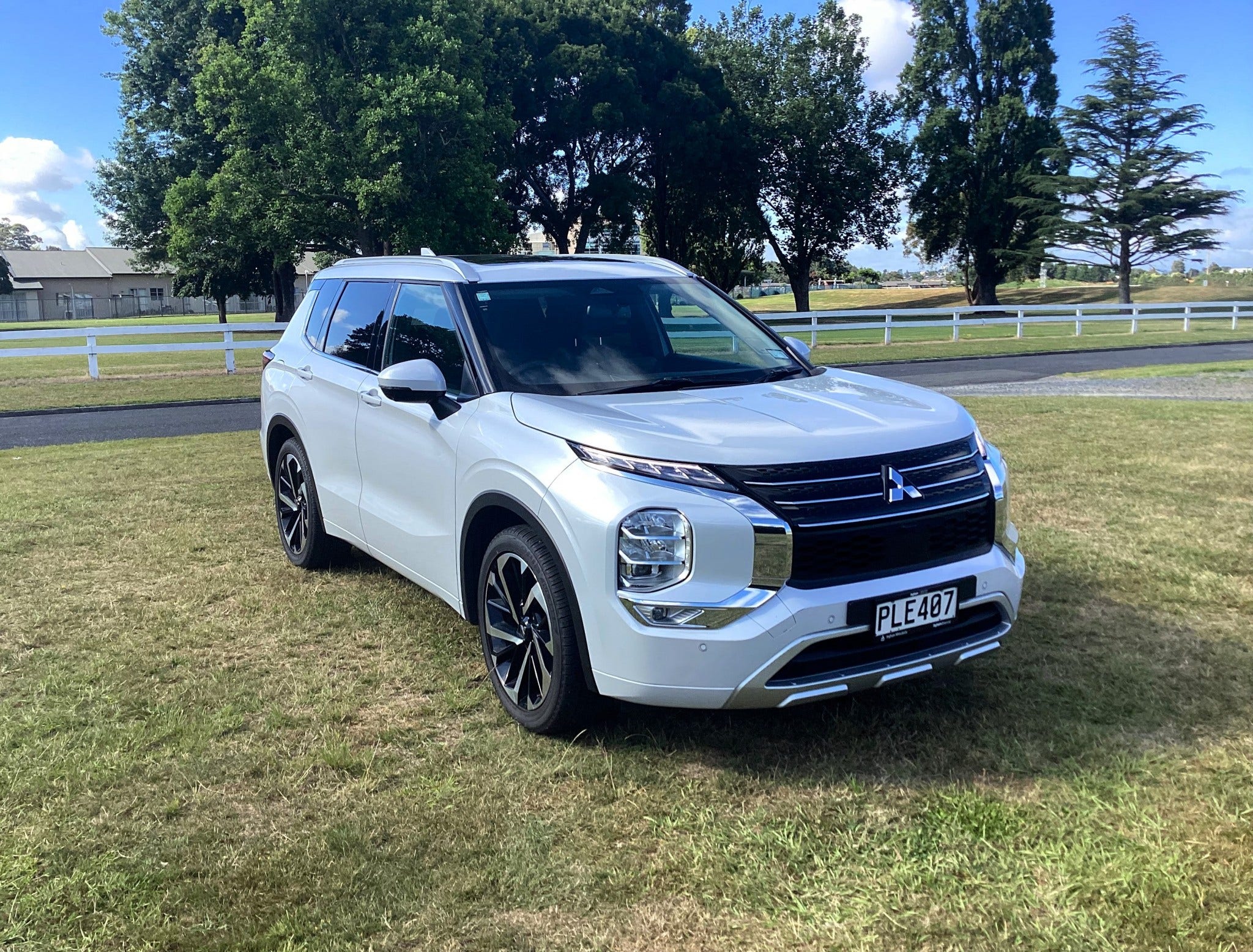 Mitsubishi Outlander 2022 | VRX 2.5L Petrol, 4WD, CVT, 7 Seat, SUV.