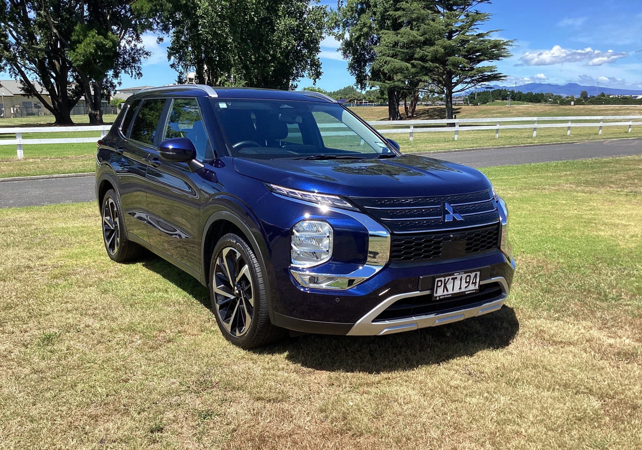 Mitsubishi Outlander 2022 | XLS, 2.5L Petrol, 2WD, CVT, 7 Seater, SUV.