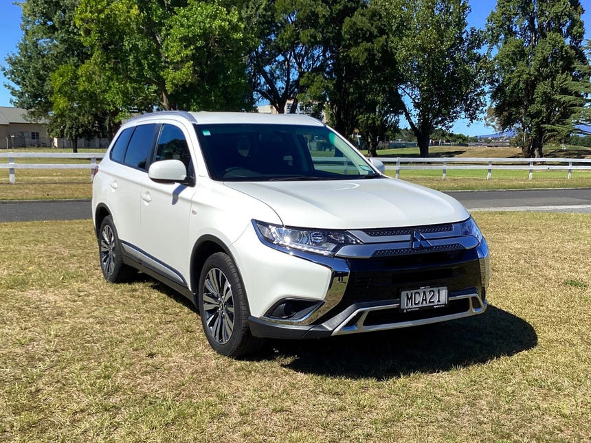 Mitsubishi Outlander 2019 | LS, 2.4L Petrol, CVT, 7 Seat, SUV.