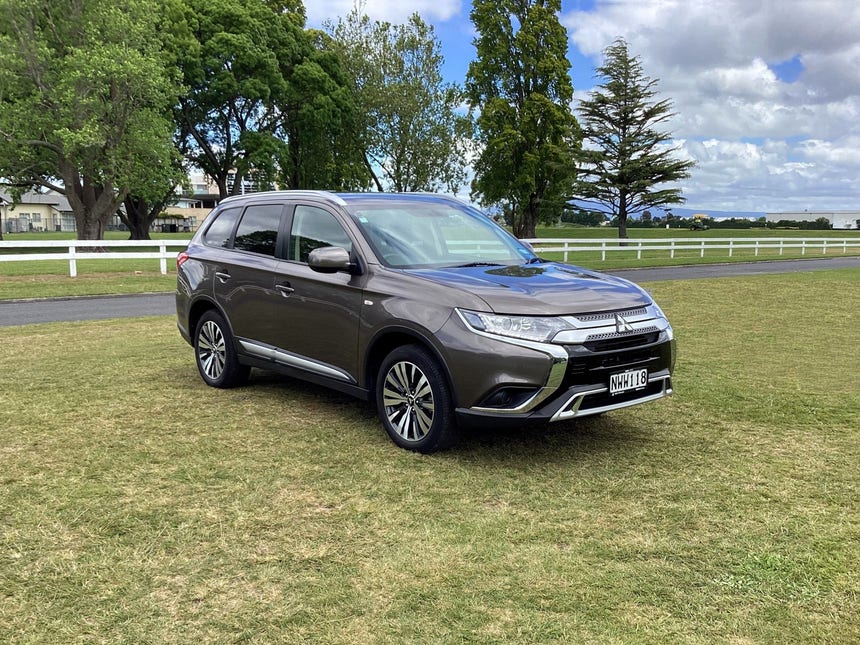 Mitsubishi Outlander 2021 | LS, 2.4L Petrol, CVT, 7 Seat, SUV.