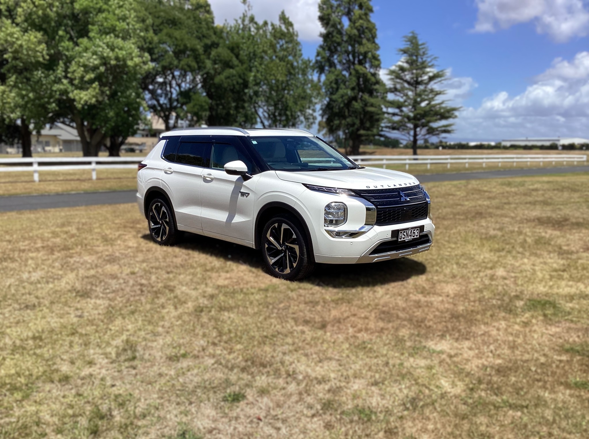 Mitsubishi Outlander 2024 | VRX, AWD, Plug-In Hybrid, 7 Seat, SUV.