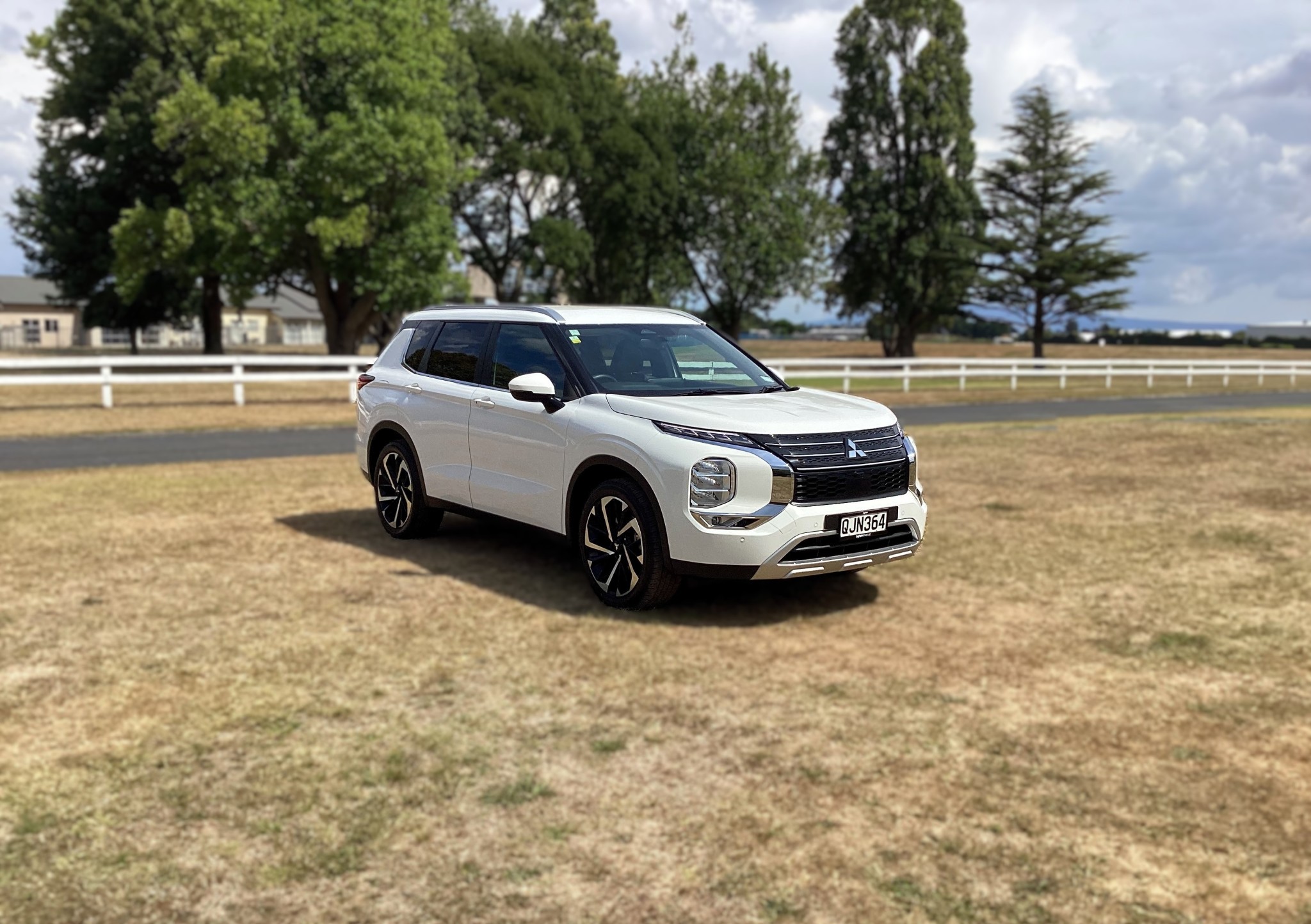 Mitsubishi Outlander 2024 | XLS, AWD, 2.5L Petrol, CVT, 7 Seat, SUV