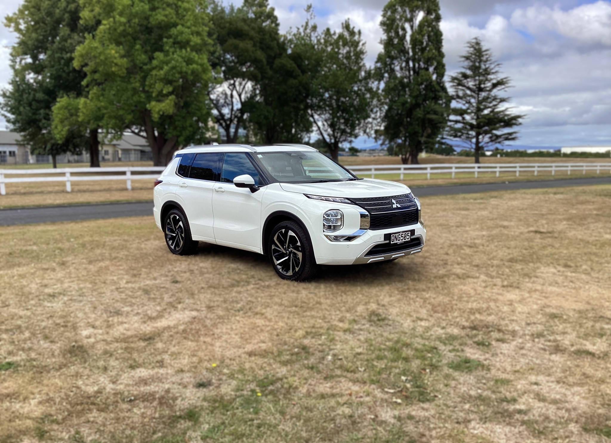 Mitsubishi Outlander 2024 | VRX, AWD, 2.5L Petrol, CVT, 7 Seat, SUV.