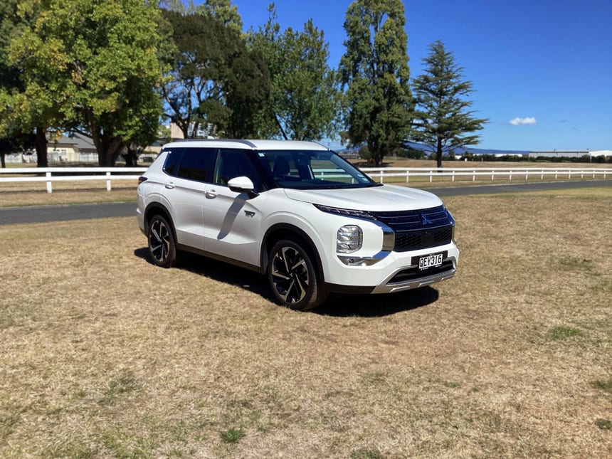 Mitsubishi Outlander 2023 | XLS, PHEV, AWD, CVT, 7 Seat, SUV.
