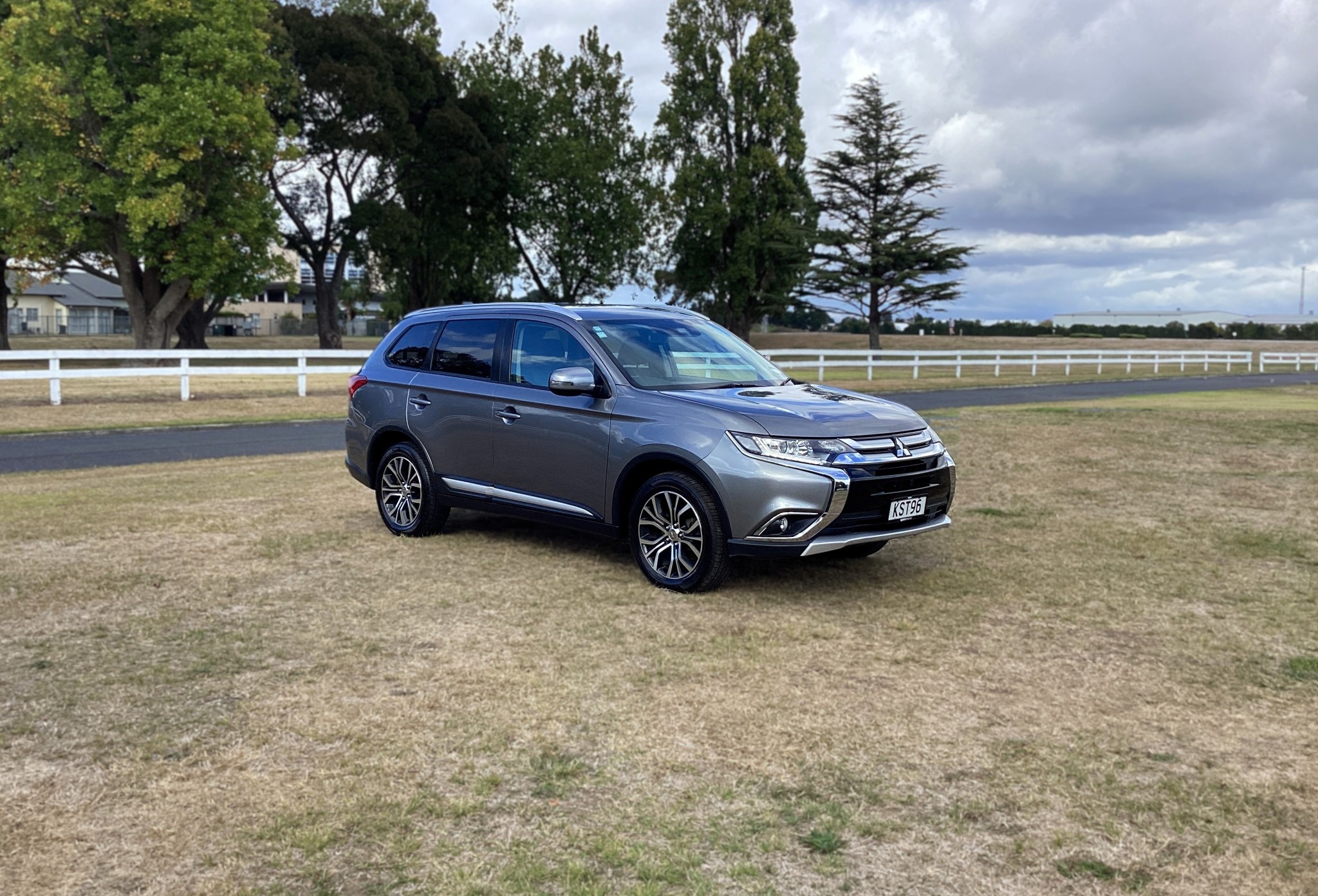 Mitsubishi Outlander 2017 | XLS, 2.0L Petrol, CVT, 7 Seat, SUV.