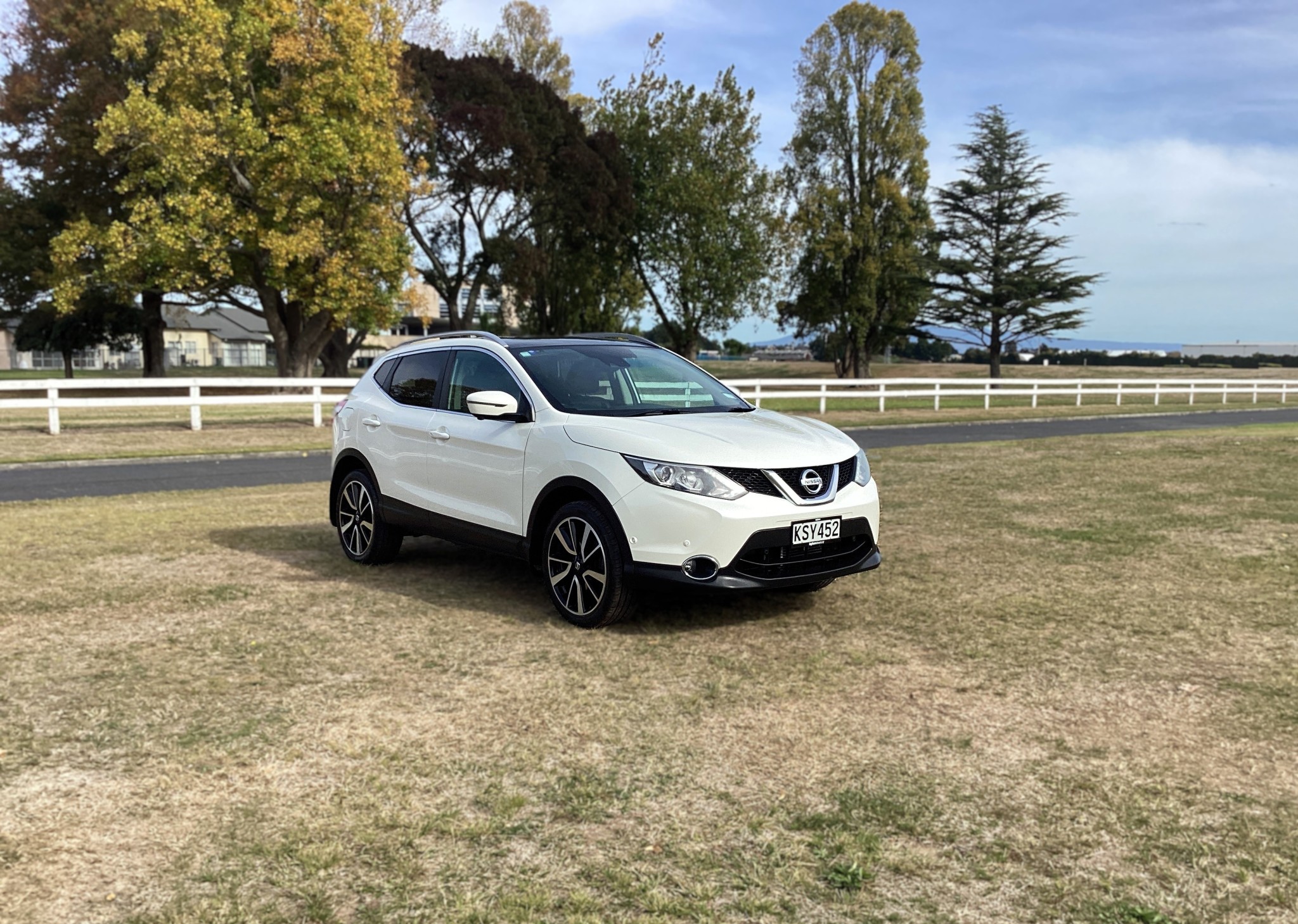 Nissan Qashqai 2017 | TI, 2.0L Petrol, CVT, SUV.