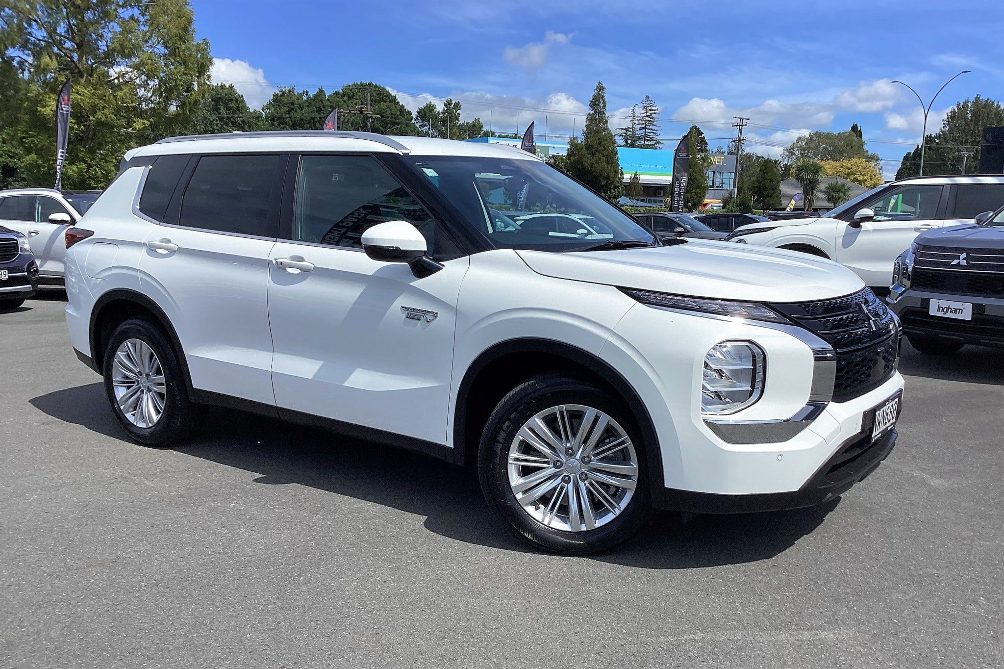 Mitsubishi Outlander 2022 | LS PHEV, 4WD, Automatic