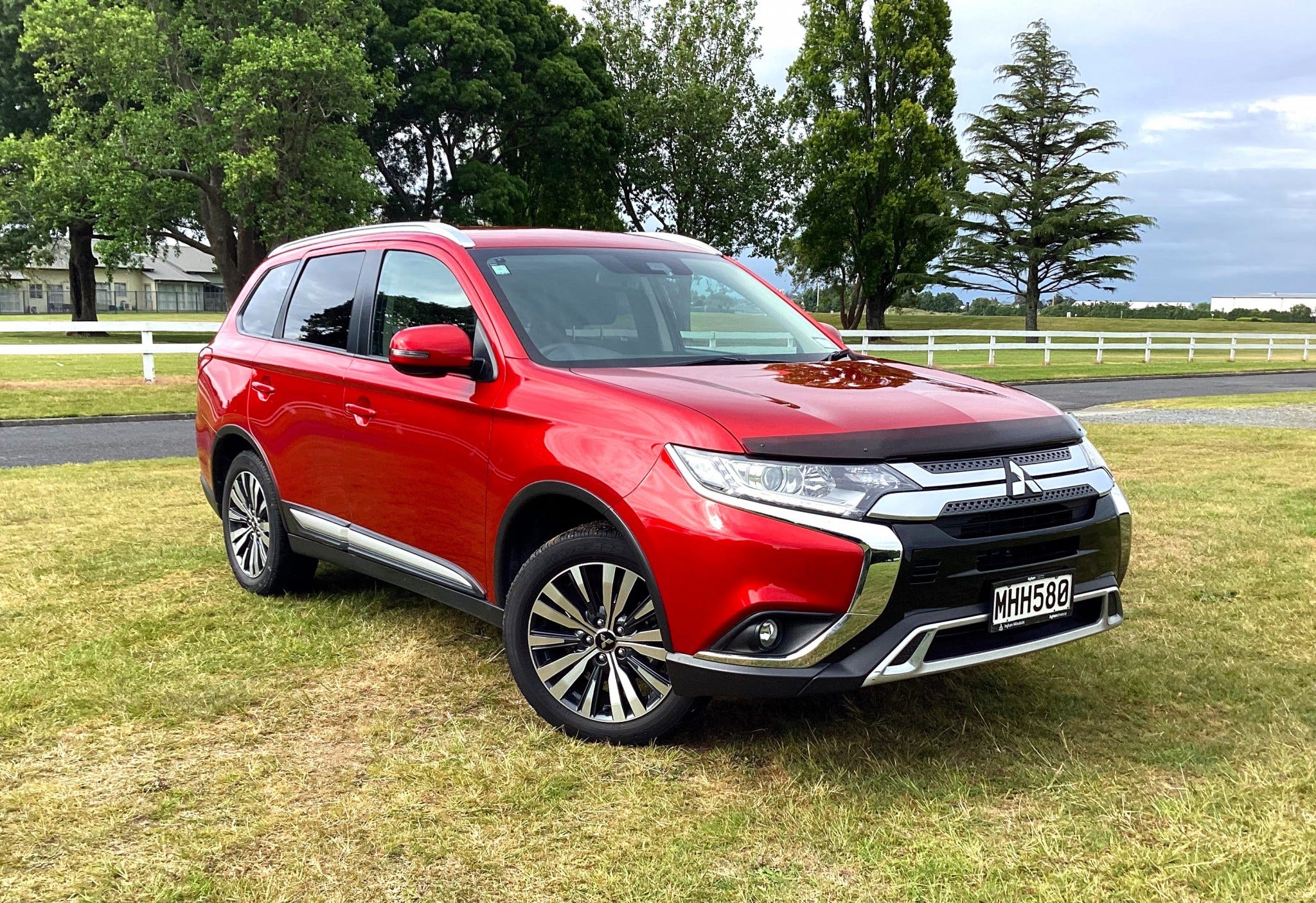 Mitsubishi Outlander 2019 | XLS 2.4L Petrol, 4WD, CVT, 7 Seat, SUV.