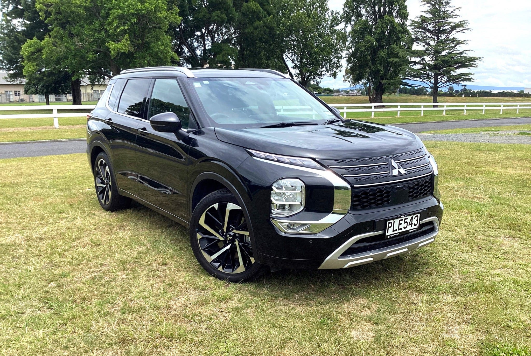 Mitsubishi Outlander 2022 | VRX, 2.5L Petrol, 4WD, CVT, 7 Seat, SUV.
