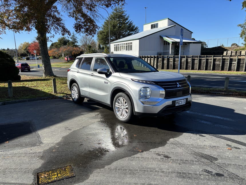 Mitsubishi Outlander 2022 | LS PHEV/4WD/AT AUTO HYBRID PETROL PLUG IN