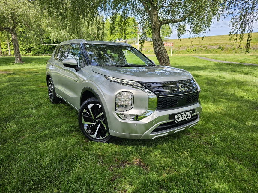 Mitsubishi Outlander 2023 VRX PHEV 4WD AT Mitsubishi Outlander 2023 VRX PHEV 4WD AT